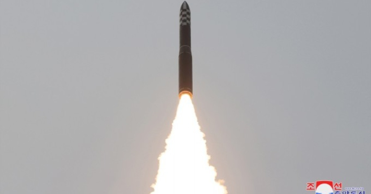 북한 ICBM 고각발사 1000km 비행…합참 “강력 규탄”