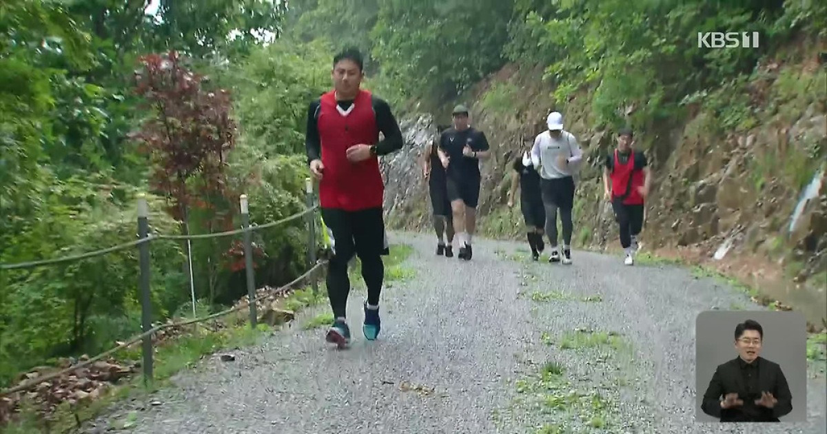 ‘공정한 판정 위해’ 비오는 속리산 달리는 WKBL 심판들