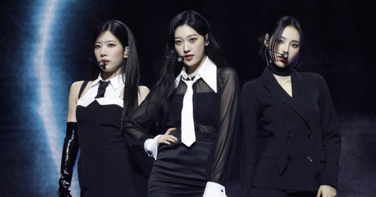 Loona members stand on stage as subunit Odd Eye Circle