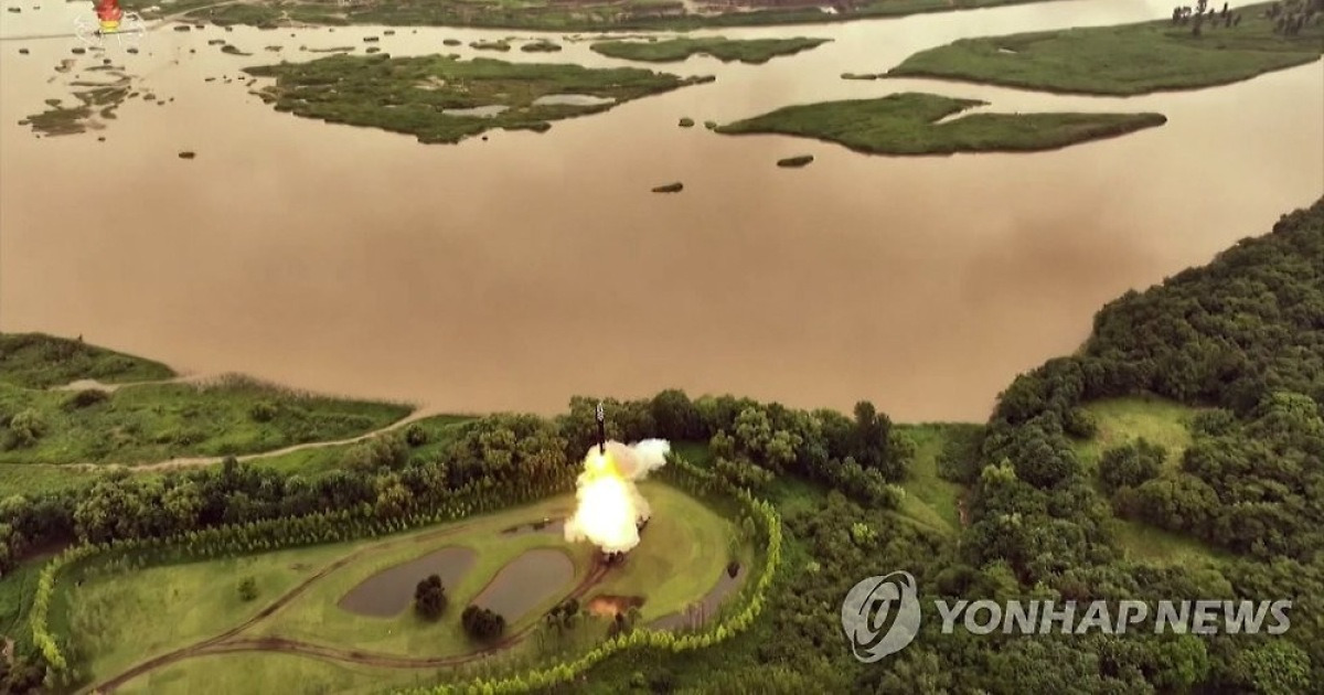 북한 중앙TV, ICBM '화성-18형' 시험발사 영상 공개