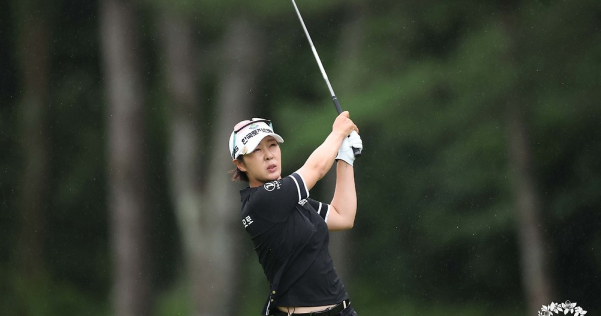 '노보기 플레이' 박지영, KLPGA 퀸즈크라운 3R 선두 질주