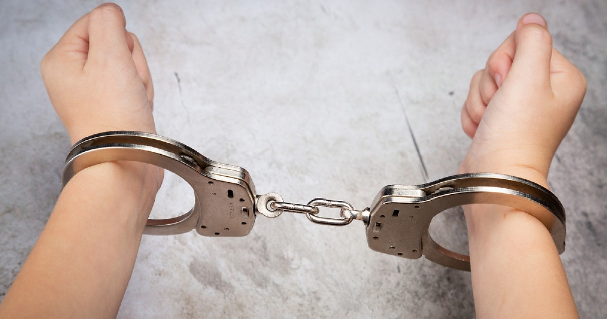 Woman claims to smell 'rotting body' to get attention of police