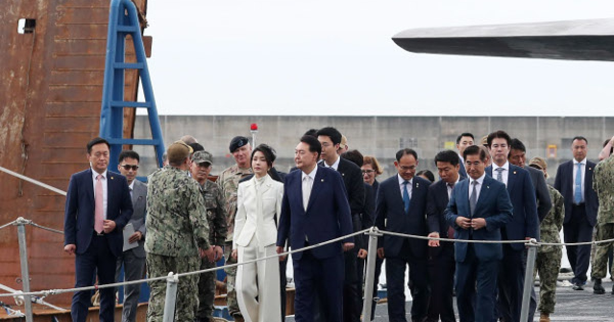 尹 외국 정상 최초로 美 핵잠수함 탔다