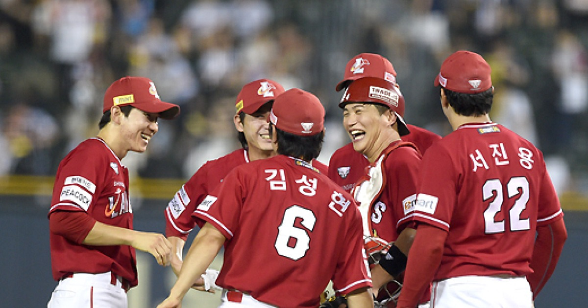 [MD포토] SSG 'LG 상대로 6-4 승리'