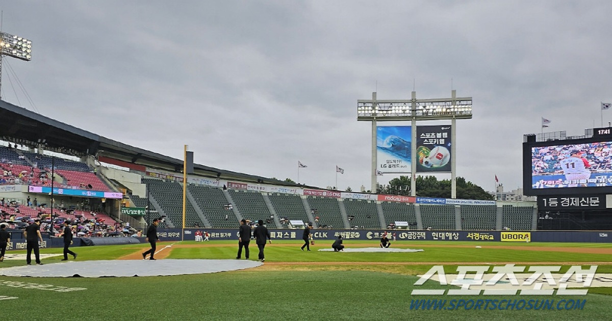장내아나운서 "스타팅 라인업" 외친 순간 세찬 비. SSG-LG 1,2위전 6시20분 우천 취소[잠실 현장]