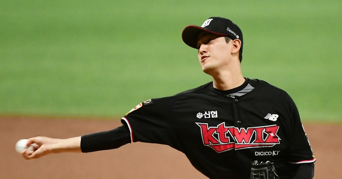 '3G 연속 QS' 고영표 '출루율 0.548' 로하스, 7월 '쉘힐릭스플레이어' 투타 선두