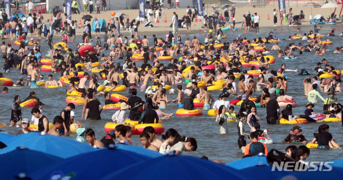 부산 광안리해수욕장 피서 인파