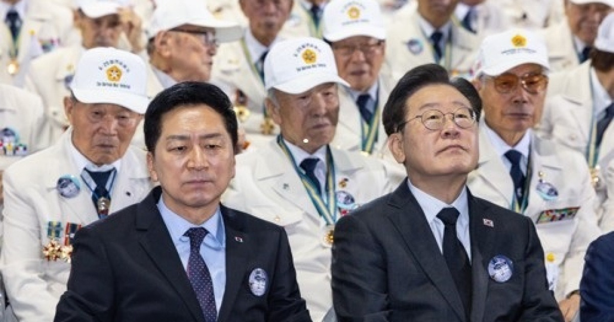 여야 대표의 여름휴가 독서···김기현 기본소득 비판 이재명 같이 가면 길이 된다