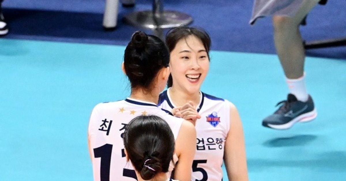 ‘9억 이적생 황민경 맹활약’ IBK, ‘김연경 빠진’ 흥국생명에 완승…‘문지윤 19점’ GS도 촌부리 완파