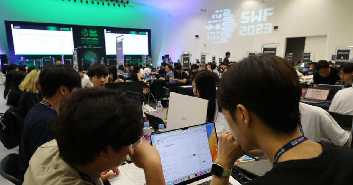 고민하는 SWF2023 해커톤 참가자
