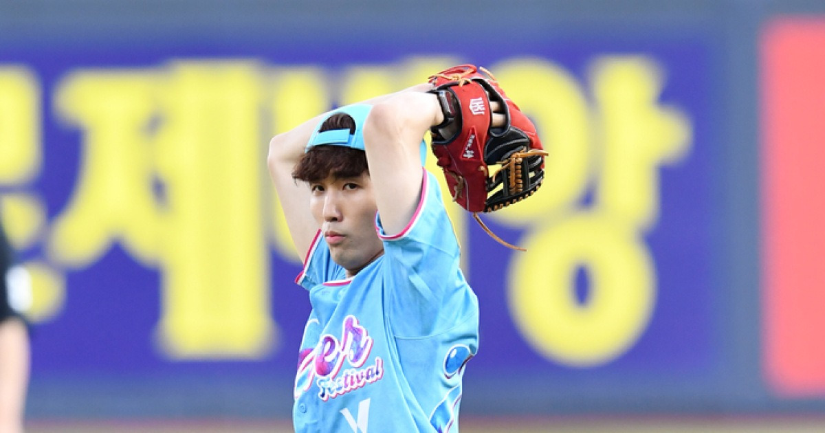 [포토]유튜브 '너덜트', KT-SSG 경기 시구