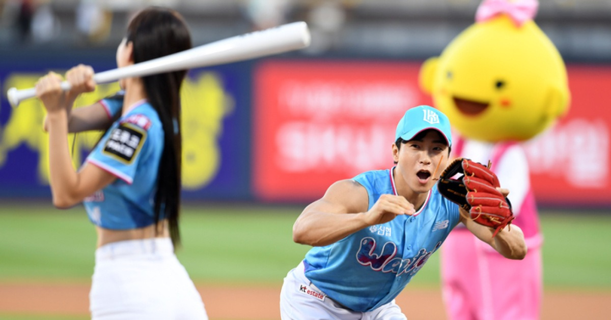 [포토]성치현-김해리, KT-SSG 경기 시구-시타