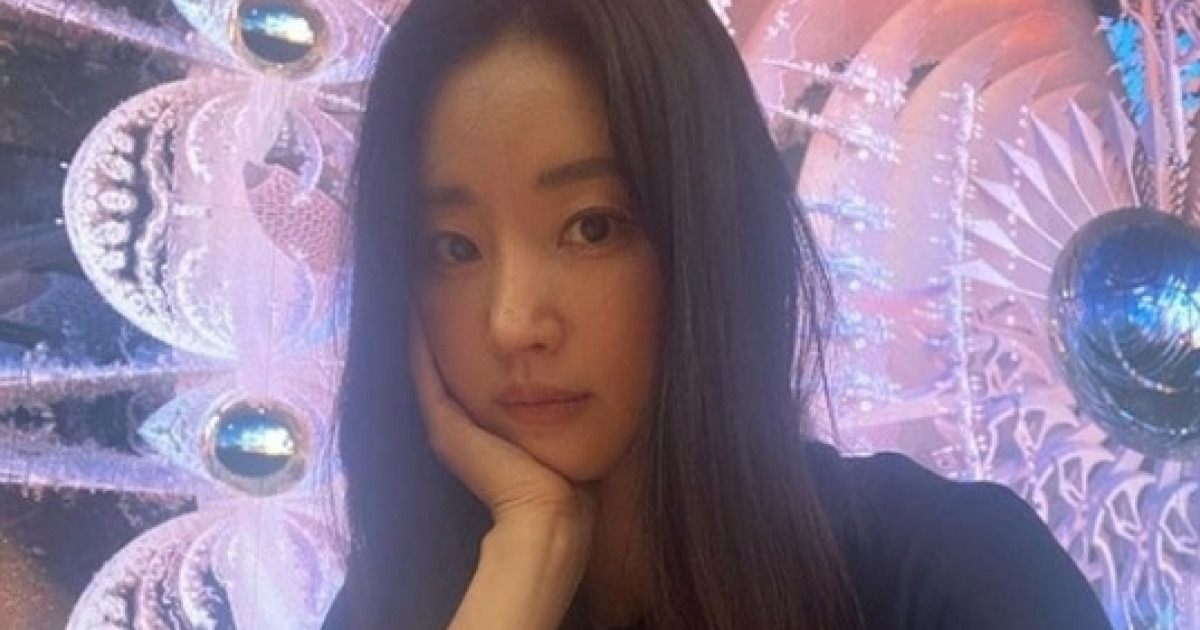 세월도 비껴간 45세 김사랑 폭염 아랑곳없이 올블랙 멋 부리기