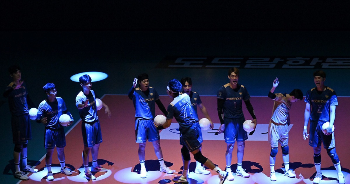 태풍 여파에 물 새는 배구장…KOVO컵 우리카드-OK금융전 10분 지연