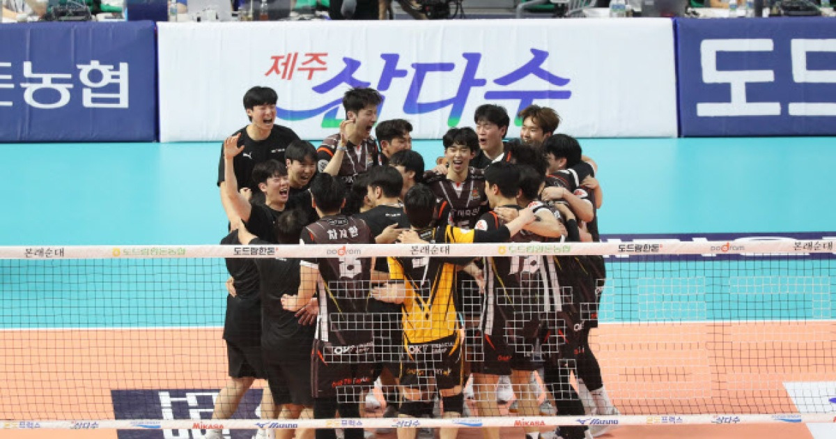 '신호진 34득점' OK금융그룹, 창단 첫 KOVO컵 우승 감격