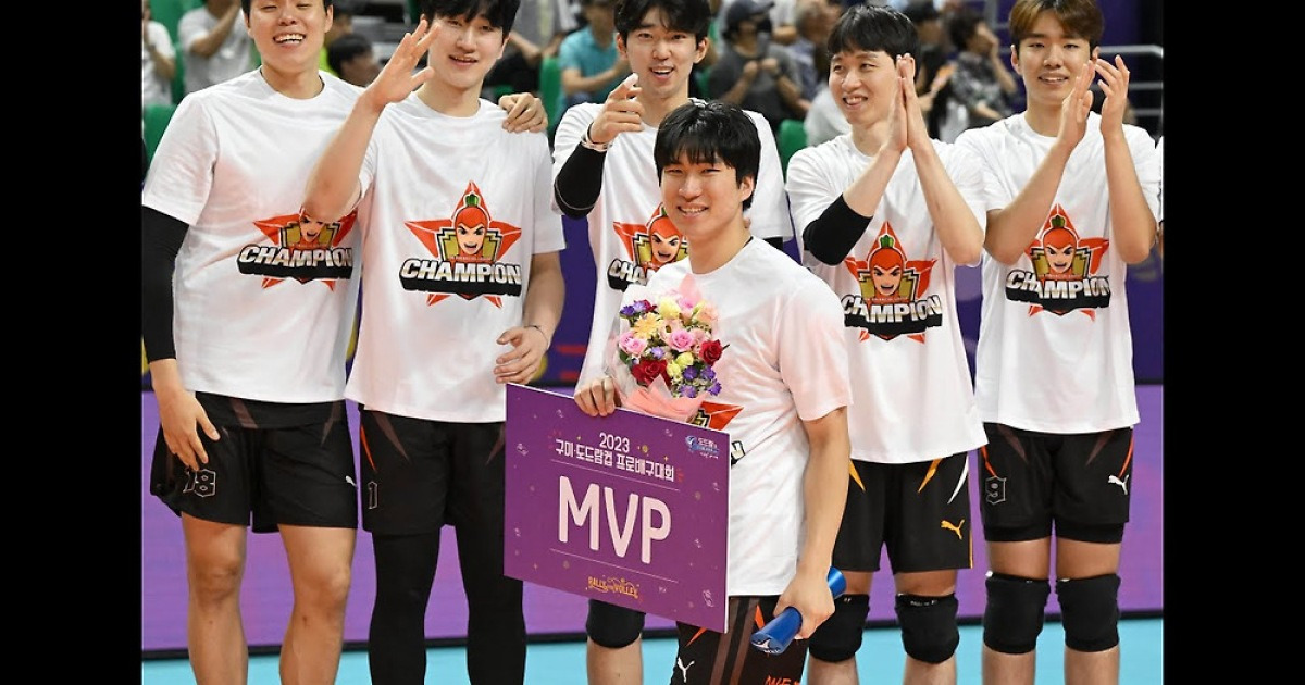 'MVP 신호진' 에이스 이전에 프로 2년차 신인...코트를 돌며 인사 투어 [유진형의 현장 1mm]