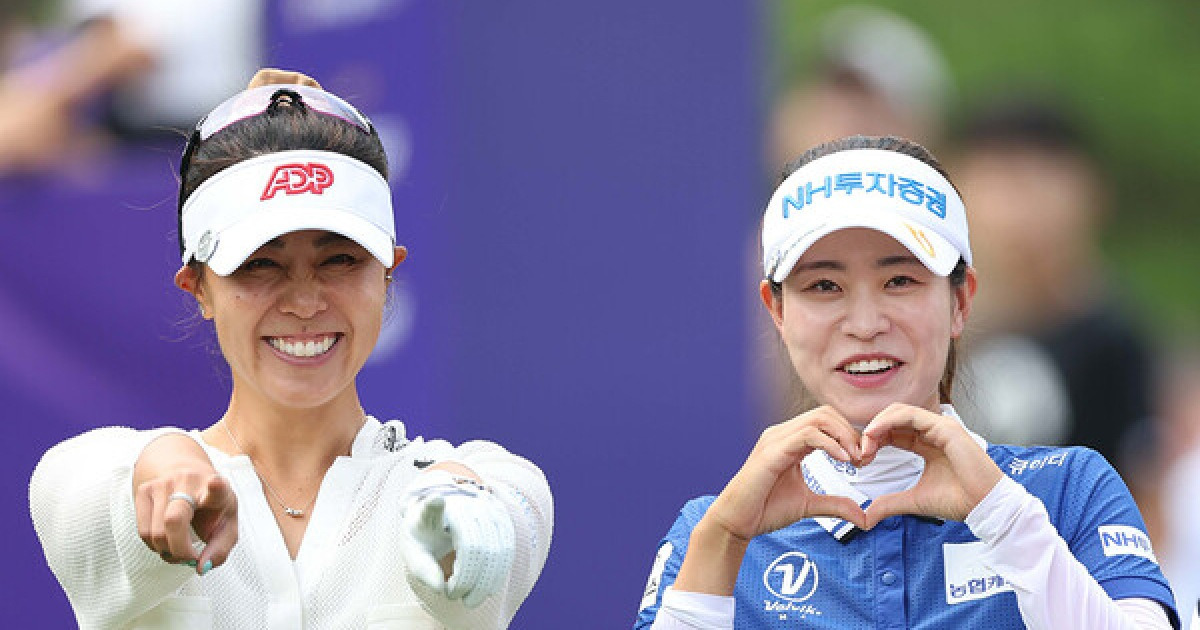 카메라를 향해 포즈를 취하는 다니엘 강과 박민지 [KLPGA 하이원리조트]