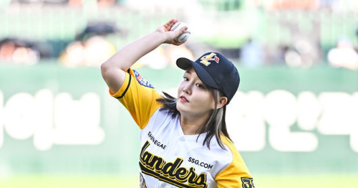 사건의 지평선 윤하,'SSG-LG전 시구' [사진]