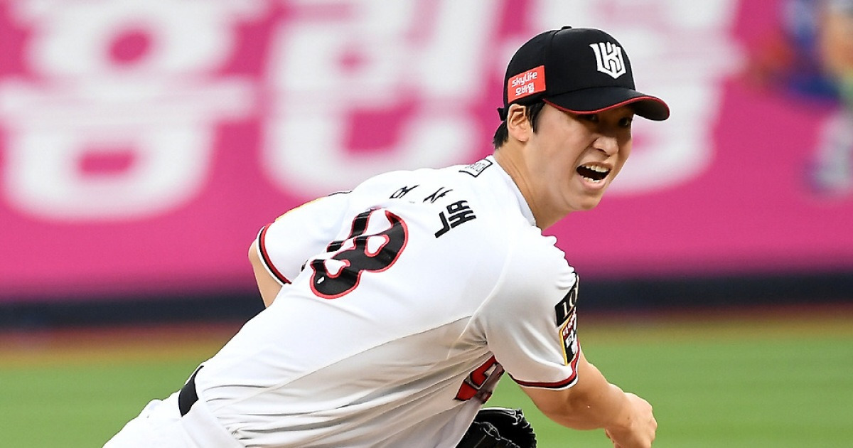 "너무 아파 잠을 못잤다더라." KT 최강 선발 삐끗. 150km 사이드암 옆구리 통증으로 1군 제외. 선발 한번 빠진다[수원 현장]