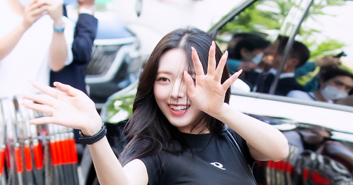 [bnt포토] 있지 유나 '골반여신의 양손인사란'