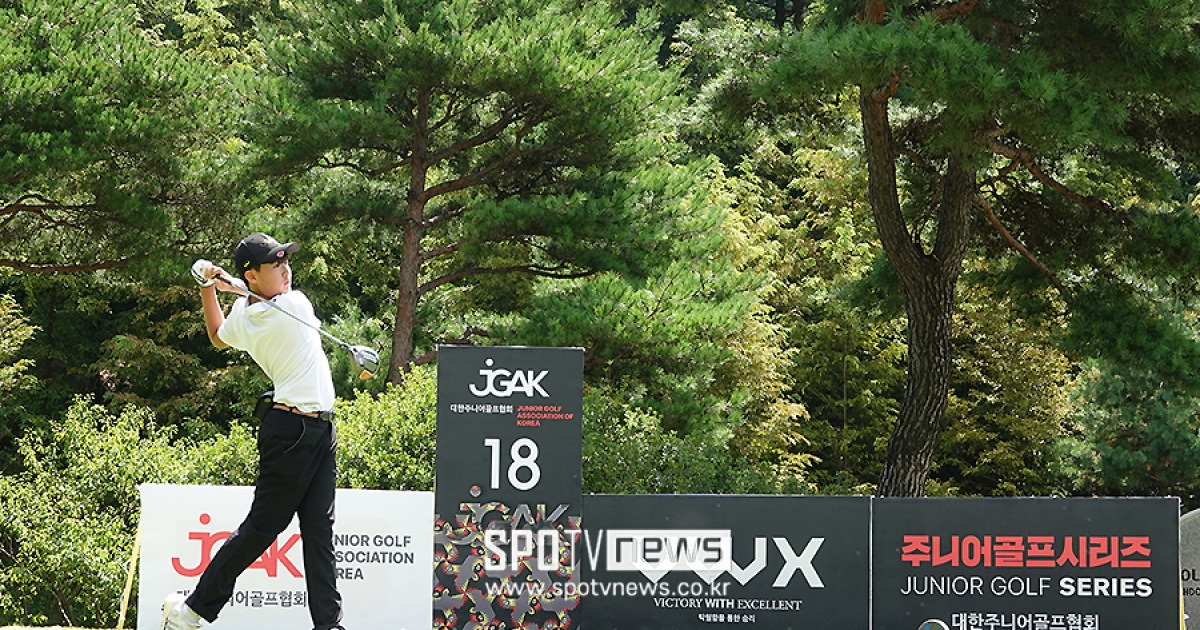 [포토S] JGAK 주니어골프시리즈, '푸르른 녹음 아래 멋진 티샷'