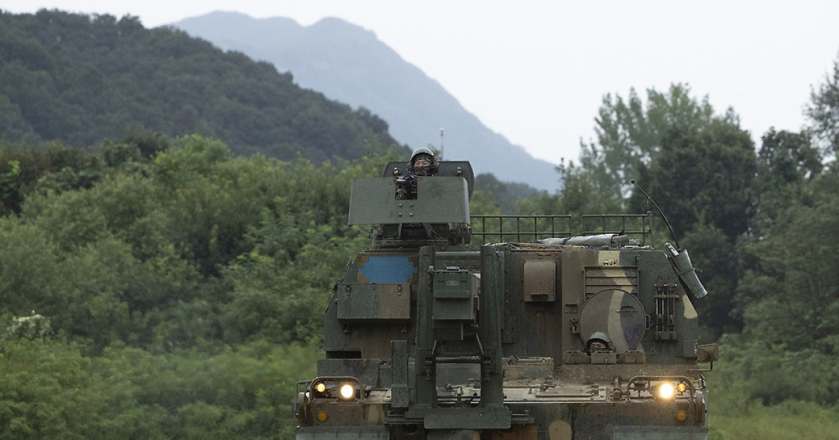 탄약 보급 위해 기동하는 K10