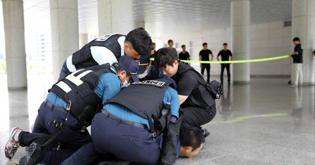 Korea to arm police officers with less lethal handguns