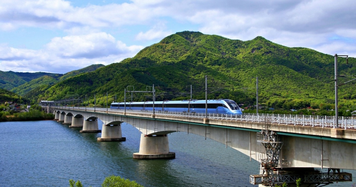 KTX 개통 19년 만에 이용객 10억명 돌파...국민 한 명당 20번 탔다