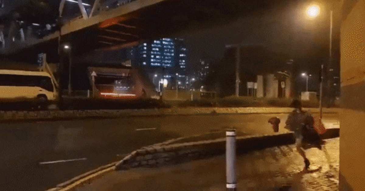 사람 날아가고 빗물이 쓰나미처럼... 홍콩 시속 160km 태풍 위력