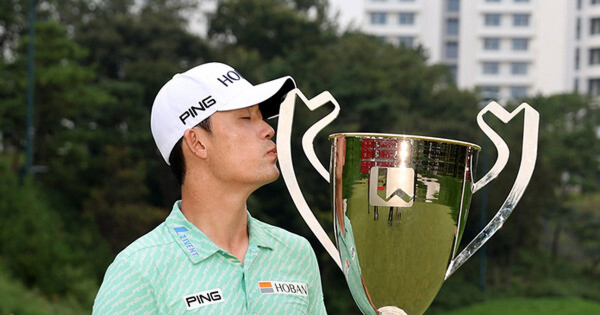 '장유빈 퍼트 참고한' 김비오, 이글 세리머니로 황중곤 압박 [KPGA LX챔피언십 우승]