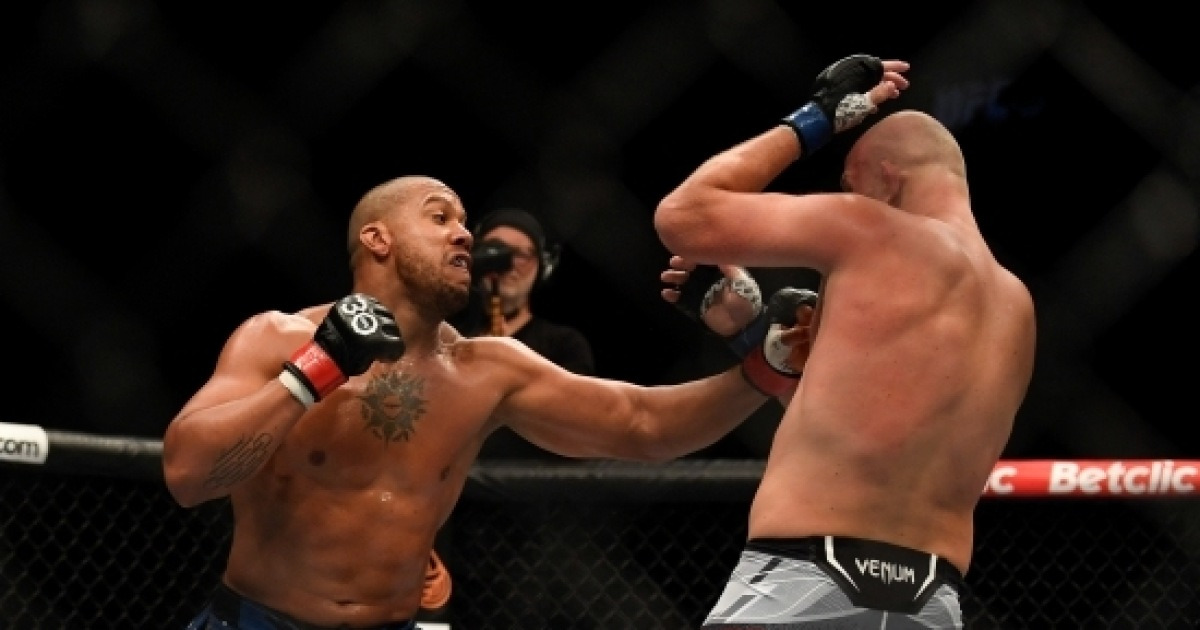 은가누-존스에 좌절했던 간, 스피박에 2R TKO 완승…“타이틀전 원한다”