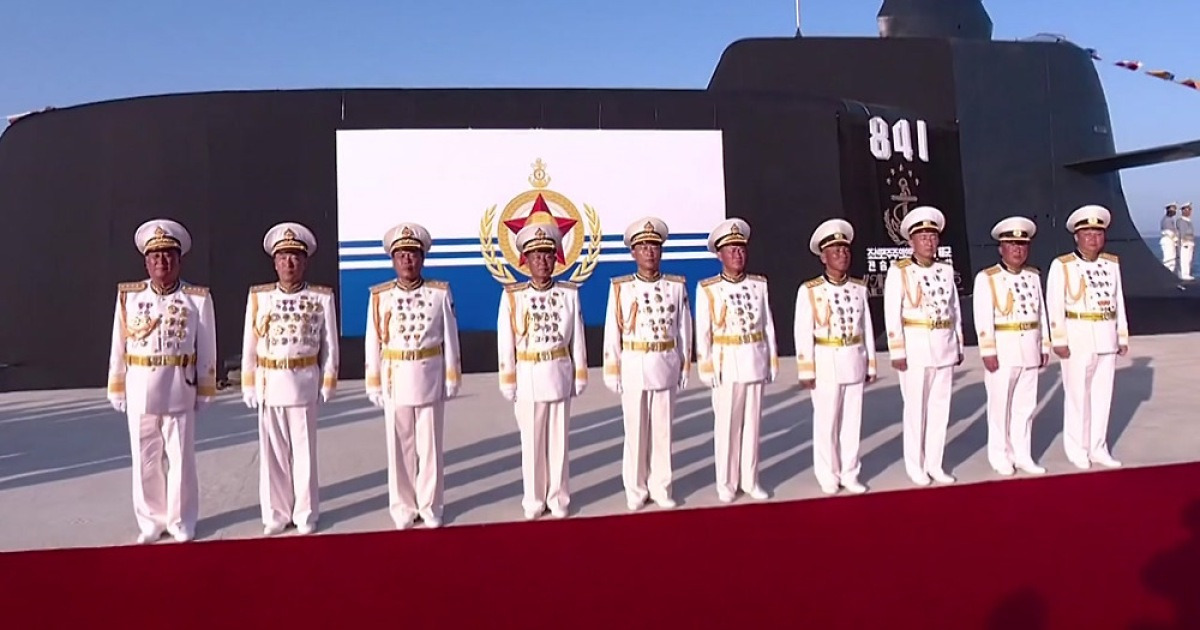 비정상적으로 솟은 '미사일 데크'...SLBM 발사관만 10개