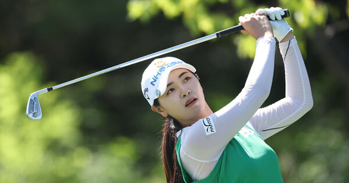 '지키는 플레이' 통한 이가영, 선두로 시즌 첫 승 겨냥 [KLPGA KB금융 스타챔피언십]