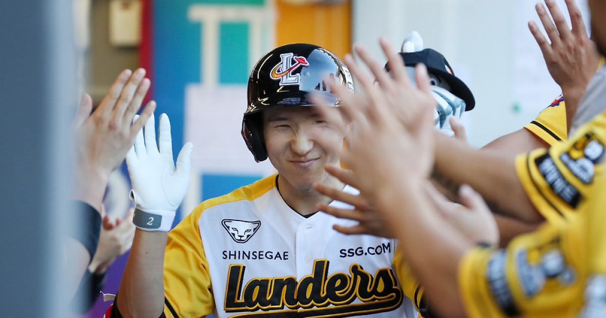 '9회 박성한 역전포' SSG, KT 꺾고 3연패 탈출