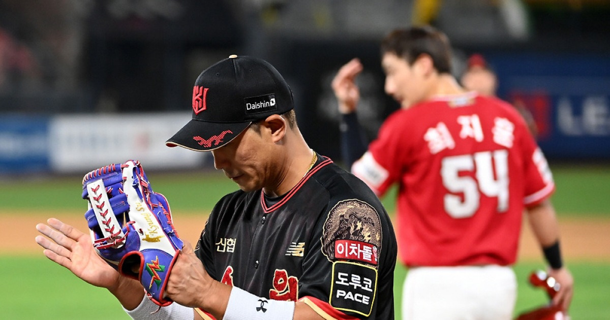 SSG를 5위로 끌어내린 39세 세이브 2루수의 슈퍼캐치→묘기 송구. 수비로 KS MVP 받을 만 했다[SC플레이어]