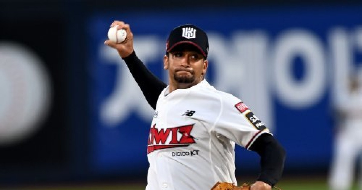 ‘압도적 활약’ KT 쿠에바스, KBO 8월 월간 MVP 선정!