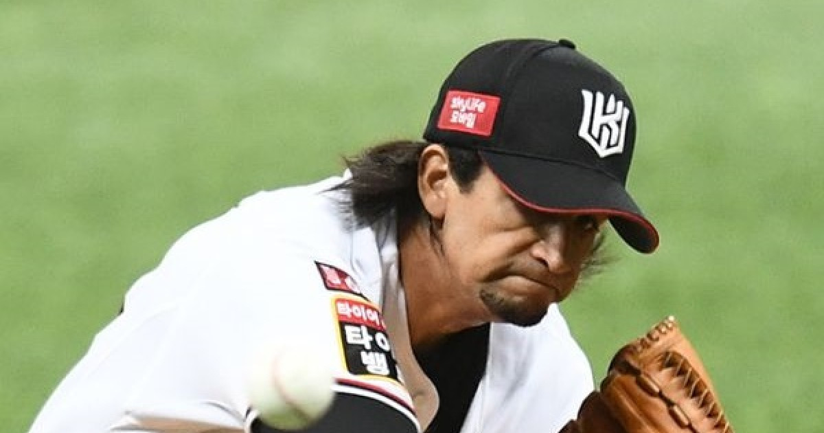 '8월 5승·ERA 0.50' 쿠에바스, KBO 리그 월간 MVP 선정