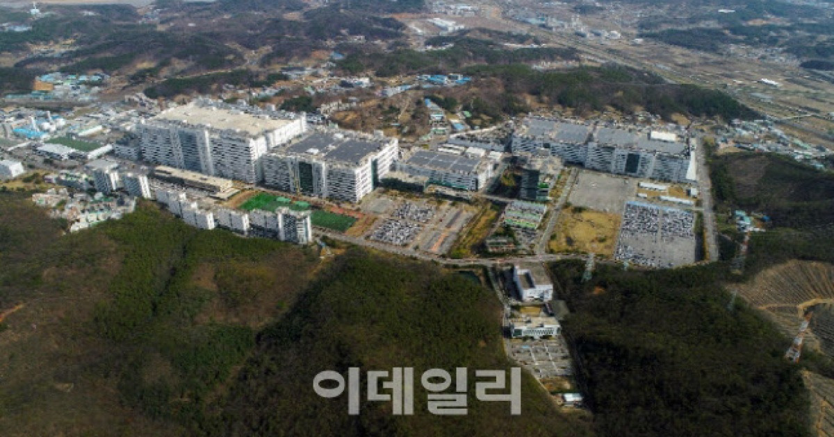 LG디스플레이, 아이폰15 패널 생산 본격화…4Q 모멘텀 긍정적-KB