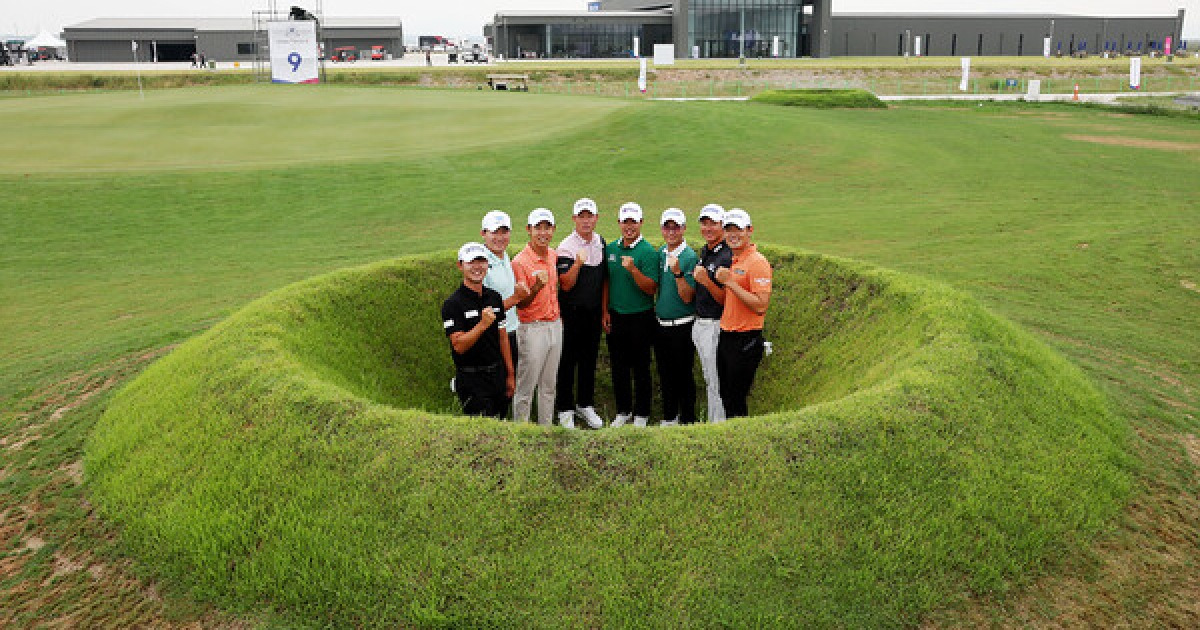 9번홀 벙커에서 재미있는 사진 [KPGA 비즈플레이 전자신문오픈]