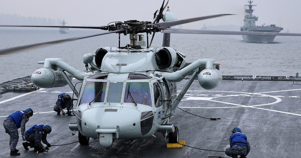 노적봉함에 착함한 해군 UH-60