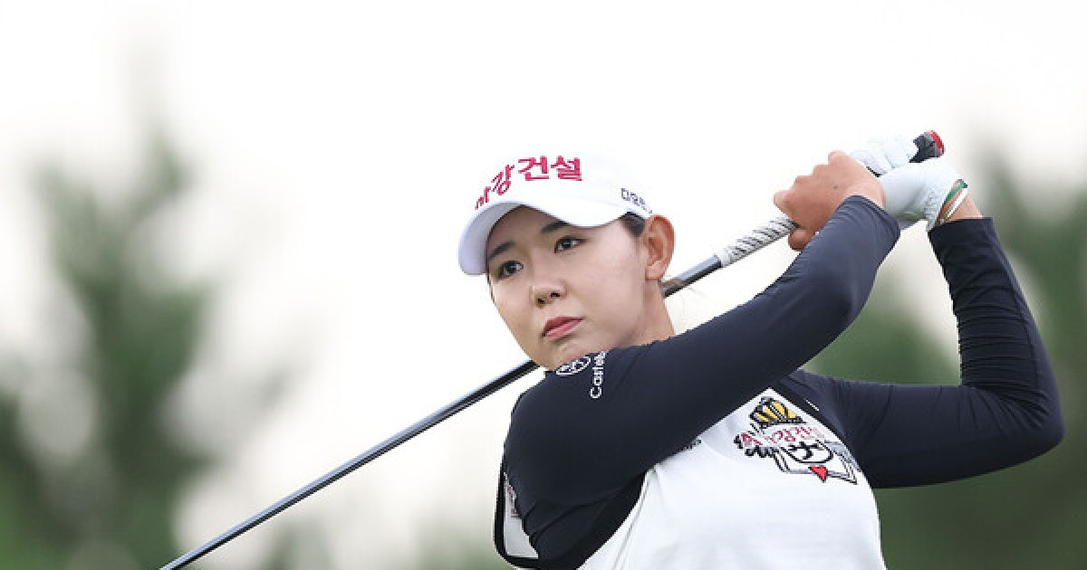 '36홀 노보기' 박보겸, OK금융그룹 읏맨오픈 둘째날 선두…시즌 2승 겨냥 [KLPGA]