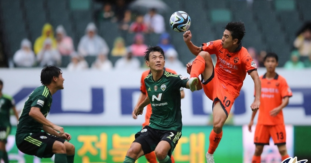 [K리그1 30R] 전북 안방 맞아? 충격적인 결과! 최하위 강원에 1-3 역전패...‘파이널 B 걱정’