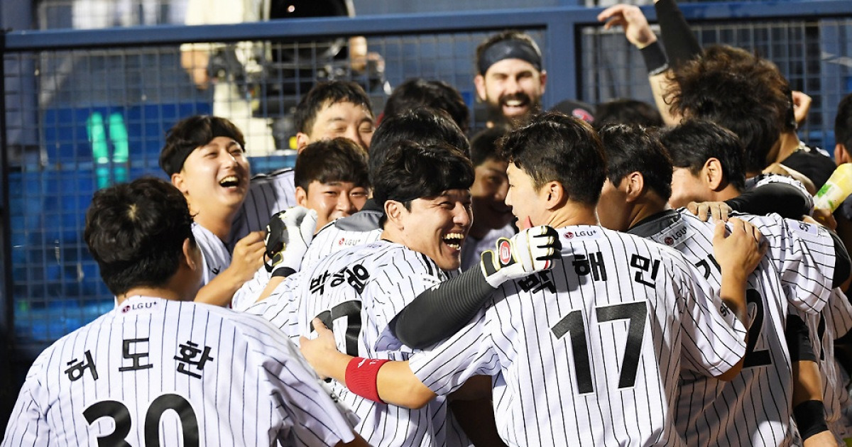 3:4→10:4, 2:3→8:3, 0:2→9:5. DH 1,2차전 싹쓸이 LG, SSG에 3연속 역전승 스윕. 충격의 5연패 SSG, KIA에 반게임차 6위 추락[잠실 리뷰]