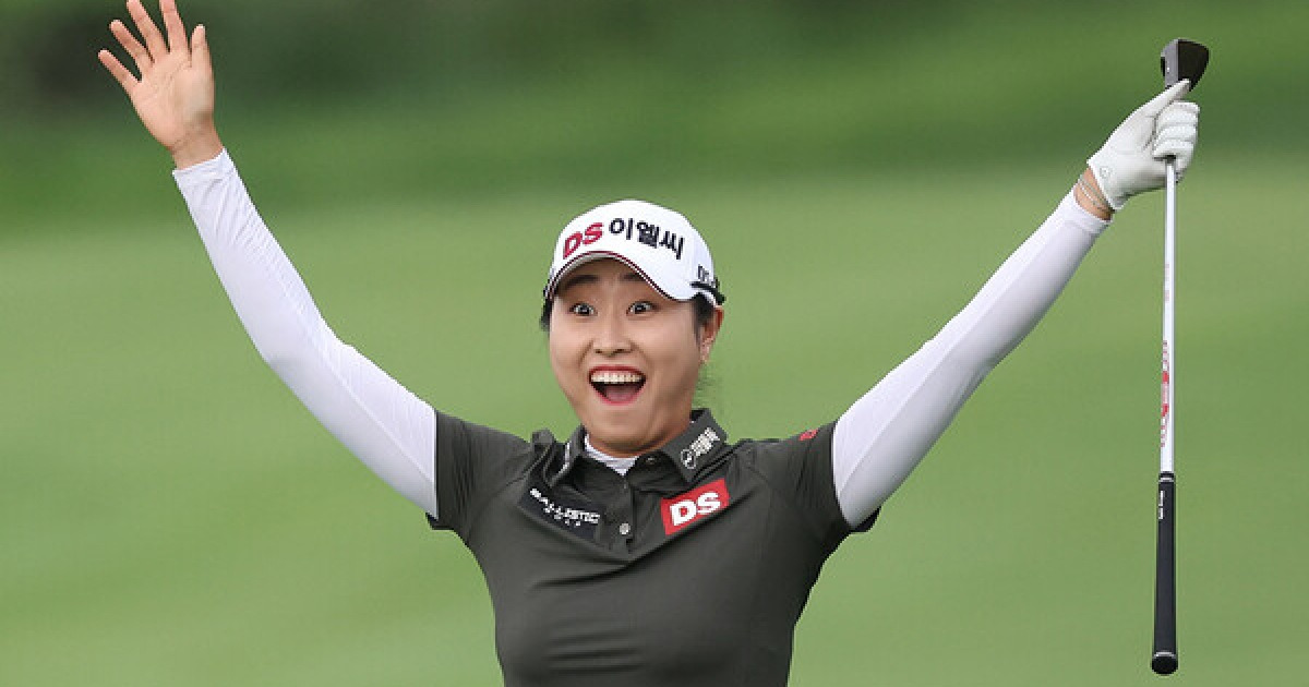 짜릿한 '샷 이글'에 기뻐하는 김우정 [KLPGA OK금융그룹 읏맨오픈]