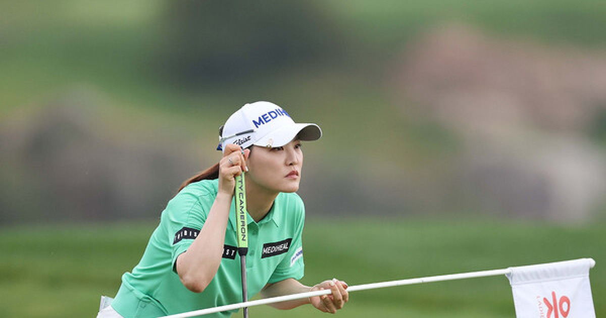 신중하게 그린을 파악하는 유소연 [KLPGA OK금융그룹 읏맨오픈]