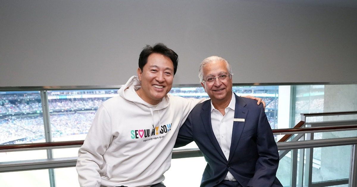 아눕 이스라니 총책임자와 기념 촬영하는 오세훈 시장