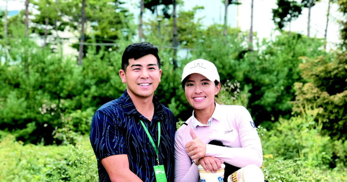 PGA투어 챔피언, KLPGA 캐디로 깜짝 등장