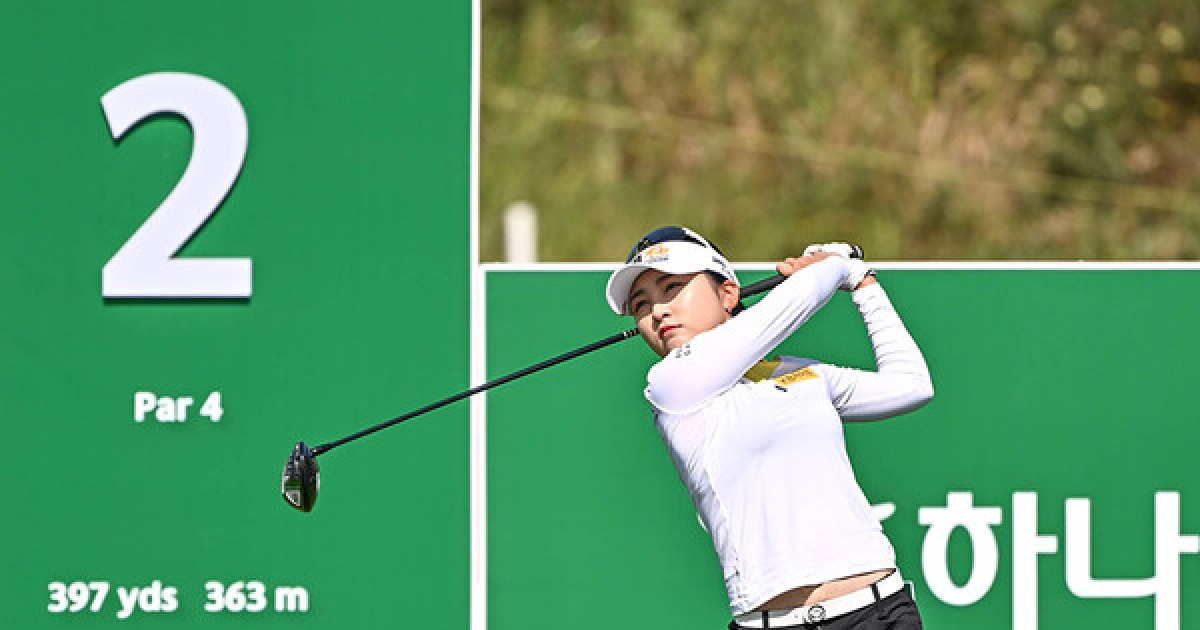 '상금 10억원 돌파 예약한' 이예원, 2R 공동 2위로↑…시즌 3승 조준 [KLPGA 하나금융그룹]