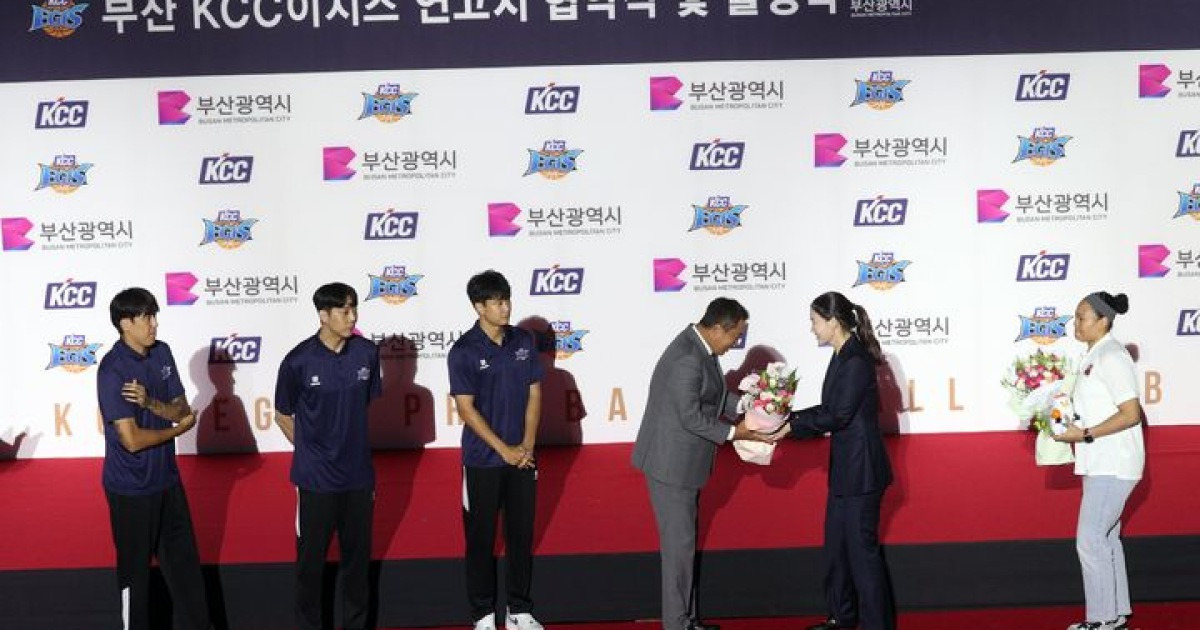 BNK썸 농구단 축하받는 부산 KCC농구단
