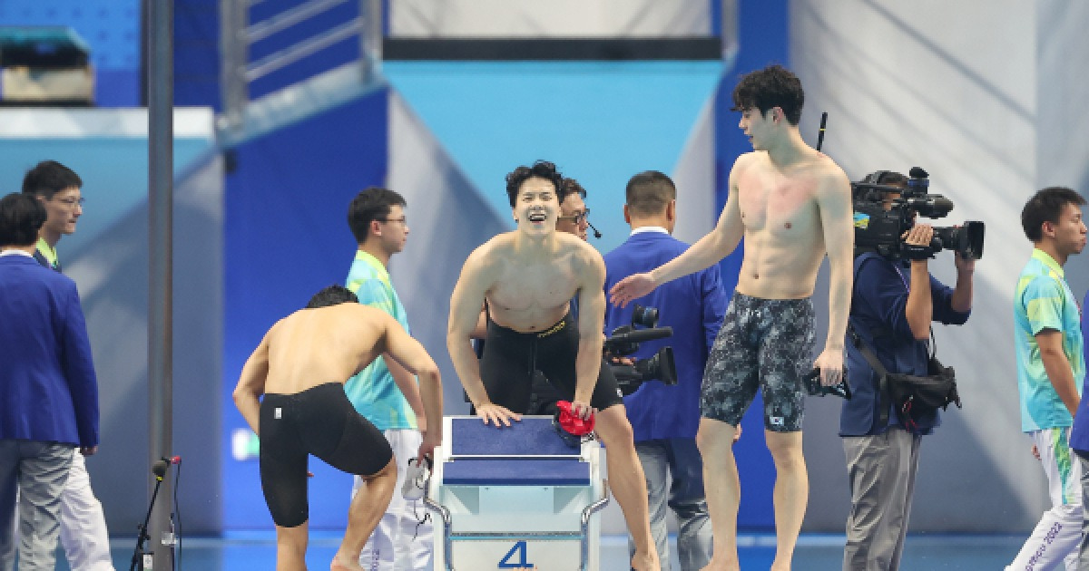 한국 수영, 남자 계영 400m 은메달 수확…황선우, '6메달'로 AG 마침표 [항저우 2022]